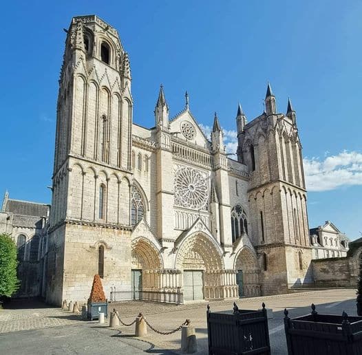 Cathédrale Saint Pierre de Poitiers : Réservez votre guide Cathédrale Saint Pierre de Poitiers : Réservez votre guide